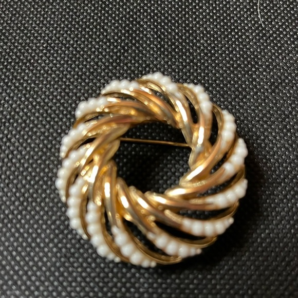 Capri | Jewelry | Vintage Capri Brooch Gold Tone | Poshmark
